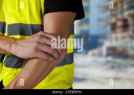 Injured worker at the work site Stock Photo - Alamy