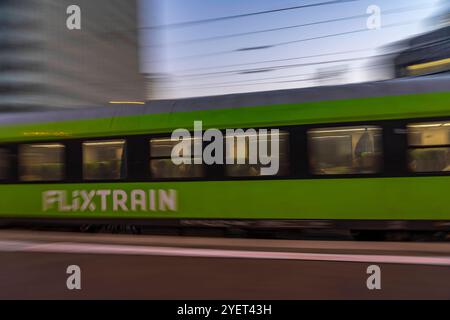 Flixtrain Fernverkehr Zug von Flix im Hauptbahnhof in Berlin ...