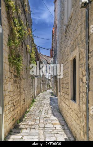 Streets of Trogir old town in Croatia. Narrow quaint alleys in Croatia ...