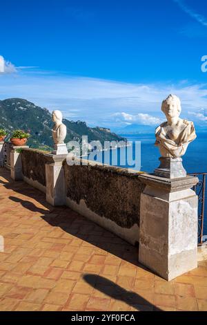 Terrazza dell'Infinito scenic belvedere, Villa Cimbrone, Ravello ...