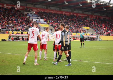 Carlo Sickinger (SV Elversberg, #23) und Linton Maina (1. FC Koeln, #37 ...