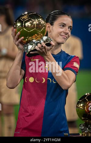 Aitana Bonmati (FC Barcelona) shows her second Ballon d'Or to the fans ...