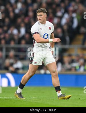 Tommy Freeman of England makes a break during the 2025 Guinness 6 ...