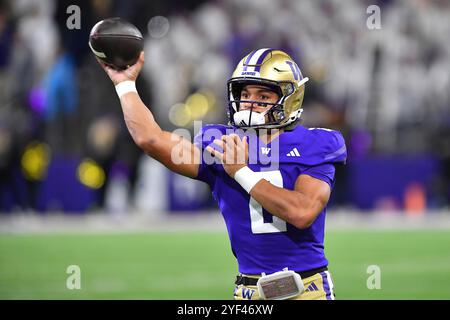 Washington quarterback Demond Williams Jr. (2) looks to throw against ...
