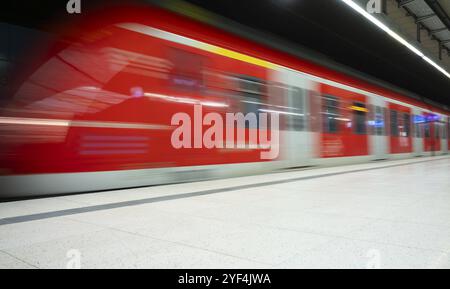 Underground arriving S-Bahn, train, class 420 in traffic red, platform ...