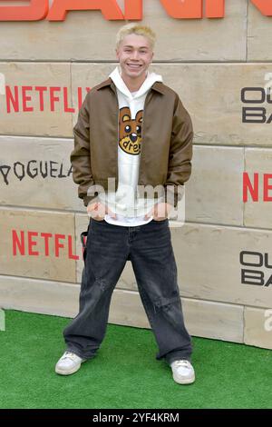Ashton Hero beim Netflix Event Poguelandia: An Outer Banks Experience ...