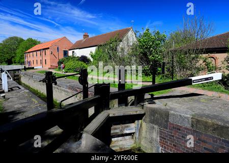 Lockgate 59 on the Chesterfield canal, Retford town, Nottinghamshire ...