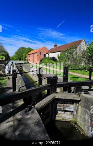 Lockgate 59 on the Chesterfield canal, Retford town, Nottinghamshire ...