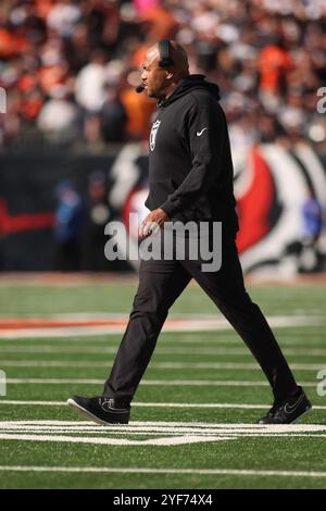 Las Vegas Raiders head coach Pete Carroll watches over injured ...