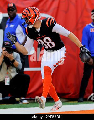 Cincinnati Bengals tight end Mike Gesicki (88) performs a drill during ...