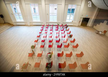 empty chairs in conference hall Stock Photo - Alamy