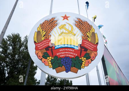 The emblem of the Soviet Union (USSR) symbolizes the unity of its ...