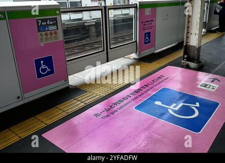 Wheelchair access Tokyo subway Stock Photo - Alamy