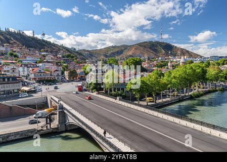 The Metekhi Bridge over the Kura (Mtkvari) River, Tbilisi Stock Photo ...