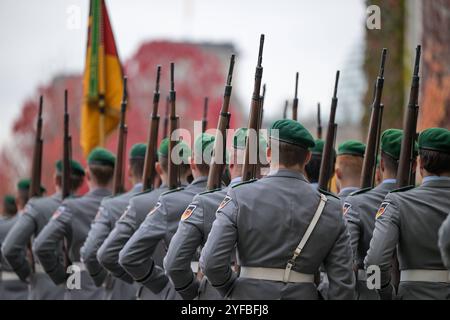 Soldatinnen und Soldaten des Wachbataillons der Bundeswehr treten an zu ...