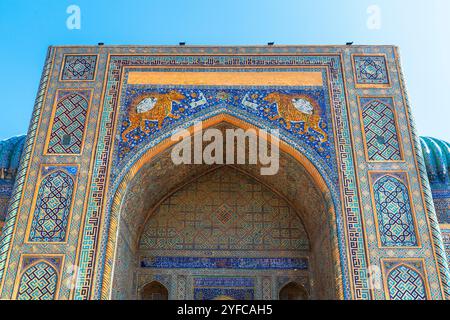 Tiger mosaics on the vaulted entrance to the Sher-Dor (Having Tigers ...