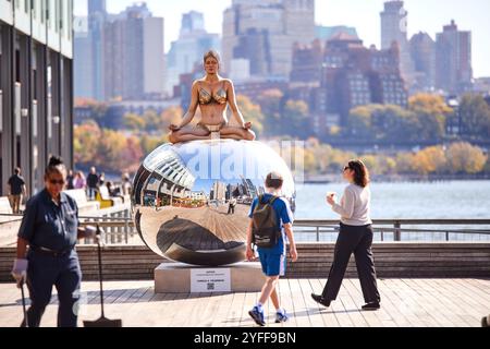 SEA IDYLLS swimmers sculptures by Carole Feuerman at Pier 17 in South ...