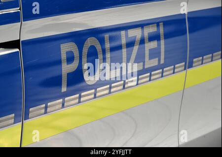 Schriftzug Polizei auf einem Polizeiwagen *** Police lettering on a ...