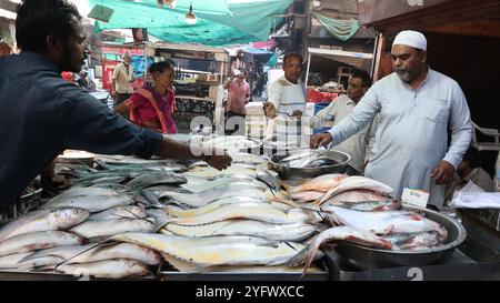 Fish market at Lal Darwaja bazaar in the old city of Ahmedabad, Gujarat ...