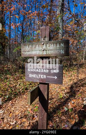 Rustic signs on the Appalachian National Scenic Trail Stock Photo - Alamy