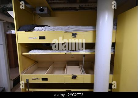Sailors bunk beds on the USS Wisconsin Battleship Stock Photo - Alamy