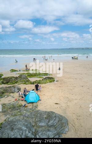 Rocks on Towan Beach at low tide in Newquay in Cornwall Stock Photo - Alamy