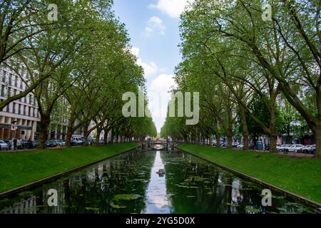 Park with Water Bassin Stadtgraben on Konigsallee in Dusseldorf ...