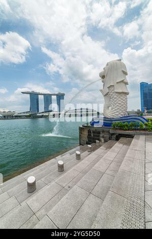 Awesome view of the Merlion in Singapore. Vertical photo Stock Photo ...
