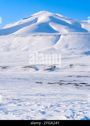 Valley Reindalen during winter, Van Mijenfjorden National Park, on the ...