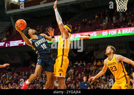 Minnesota guard Isaac Asuma (1) drives between Northwestern center ...