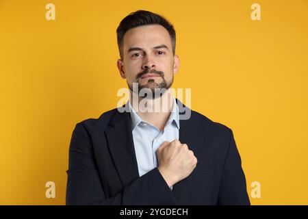 Man making promise on orange background. Oath gesture Stock Photo - Alamy