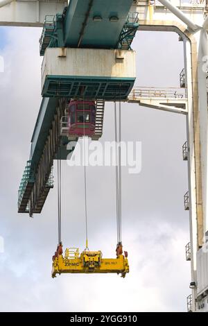 Container Crane Lifting Grab Mechanism containerisation Stock Photo - Alamy