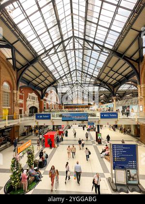 Concourse busy with passengers, Liverpool Street railway station ...