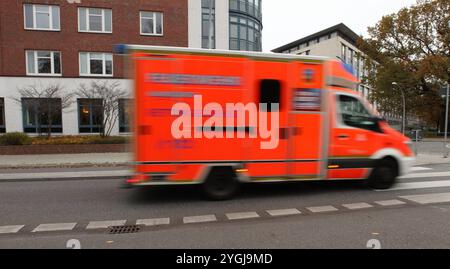 Ein Rettungswagen der Hamburger Feuerwehr rast eine Straße entlang ...