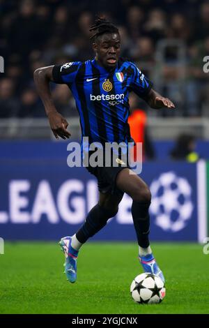 MILAN, ITALY - NOVEMBER 5: Yann Bisseck of FC Internazionale Milano ...