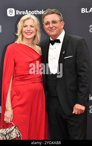 Hans Sigl mit Ehefrau Susanne Sigl / Bambi 2024 / Verleihung des ...