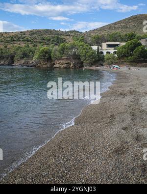 CALA MONTJOI BEACH, RESTAURANT EL BULLI IN THE FOREGROUND, ROSAS, COSTA ...