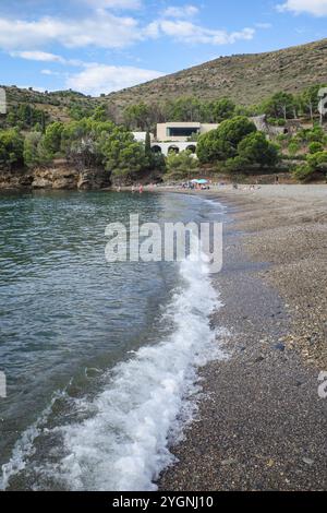CALA MONTJOI BEACH, RESTAURANT EL BULLI IN THE FOREGROUND, ROSAS, COSTA ...