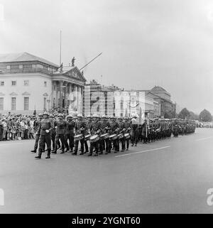 Parade der WV (Warschauer Vertrag) Armee mit Wachaufzug des Musikzugs ...
