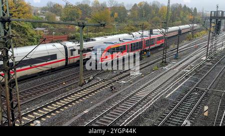 Eisenbahnverkehr in Kassel-Wilhelmshöhe. Intercity Express Zug ICE ...