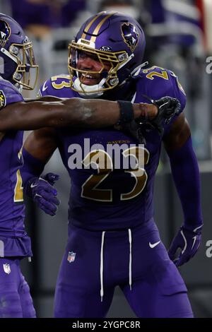 Baltimore Ravens linebacker Trenton Simpson (32) warms up before an NFL ...