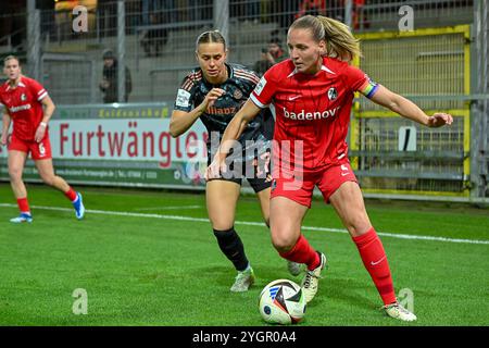 Lisa Karl (SC Freiburg, 2) im Zweikampf mit Lydia Andrade (1. FC K?ln ...