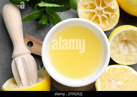 Bowl with mint and lemons on grey background, close up Stock Photo - Alamy