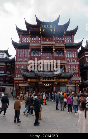Traditional chinese red building with ornate roof at Yu Gardens ...