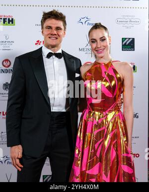 Darja Varfolomeev (Rhythmische Sportgymnastik, Olympiasiegerin Paris 2024) mit dem Preis zur ...