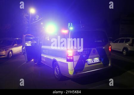 Blaulicht auf Einsatzfahrzeugen Leuchtendes Blaulicht auf dem Dach ...