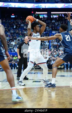 UConn Huskies center Tarris Reed Jr. (5) during the game at Prudential ...