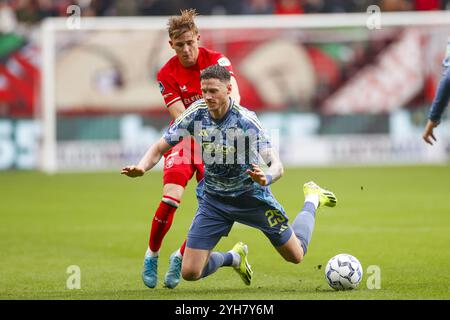 ENSCHEDE - (L-R) Wout Weghorst of Ajax, FC Twente goalkeeper Lars ...