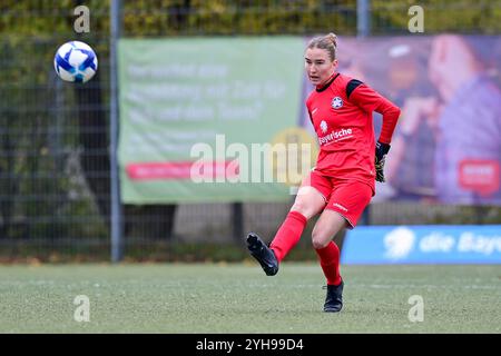 Sofia Anton (Torwart, FFC Wacker, 1) am Ball, Freisteller, Einzelbild ...