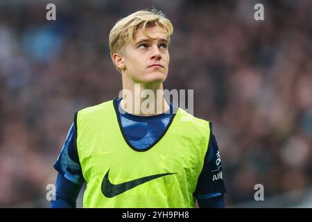 Lucas Bergvall of Tottenham Hotspur warms up during the Carabao Cup ...